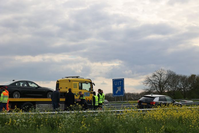 Hulpdiensten rukken uit voor botsing op A59 bij Waspik, alleen materiële schade | Waalwijk | bd.nl
