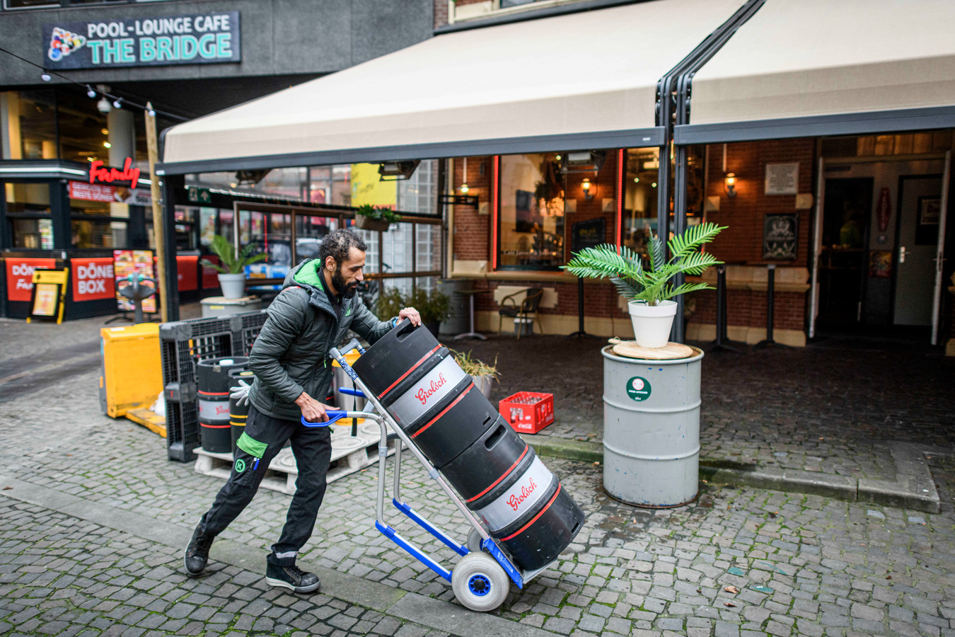 Slepen met fusten bier in Twente op ‘de drukste woensdag van het jaar ...