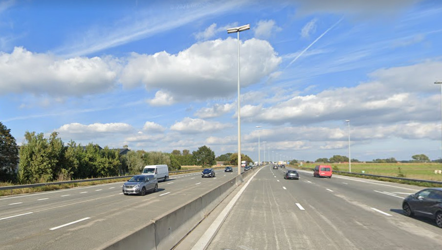 Linkerrijstrook versperd op E17 richting Kortrijk ter hoogte van ... Linkerrijstrook versperd op E17 richting Kortrijk ter hoogte van ...