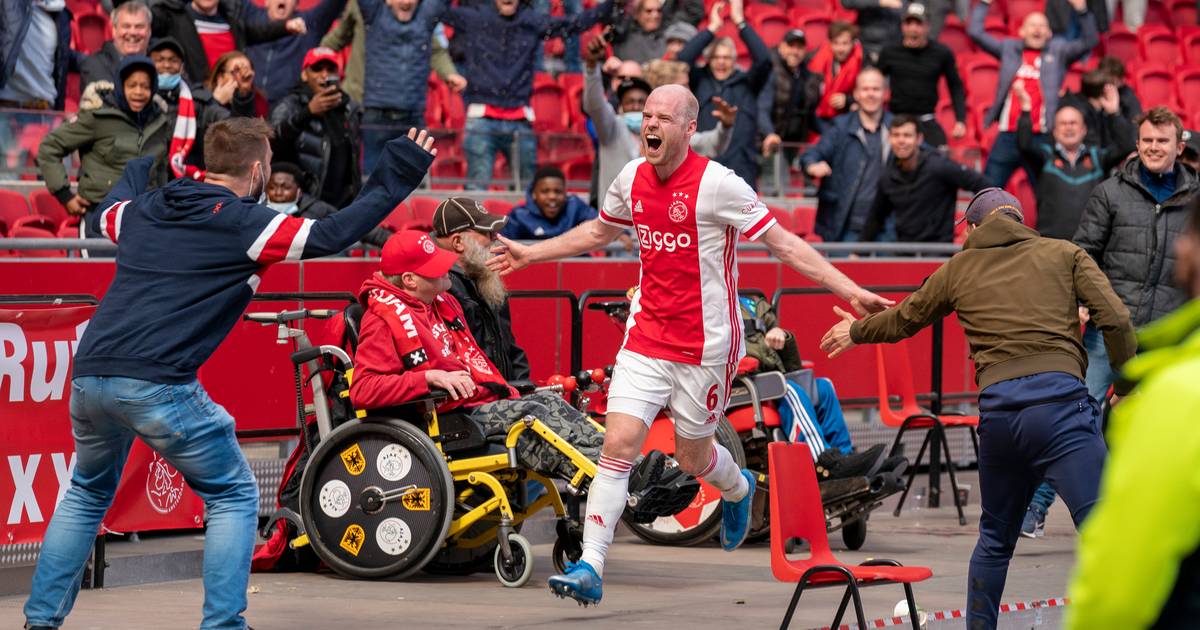 Duizenden Ajax-fans vieren buiten stadion feest met selectie: ‘Dolblij ...