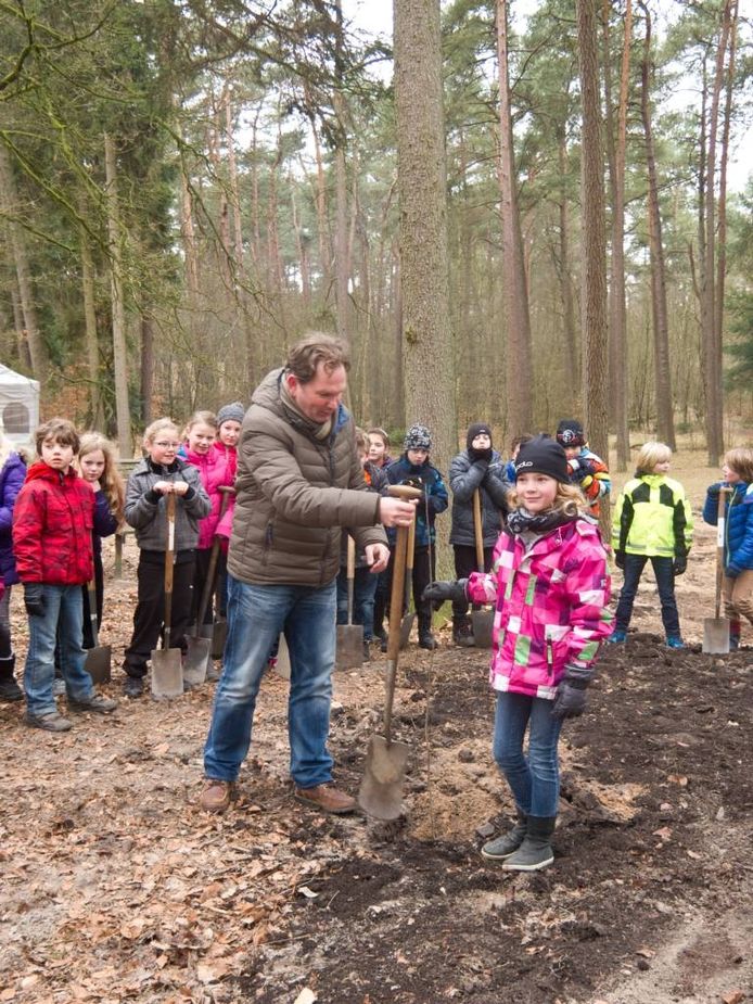 Bomen planten bij Loenense waterval | Apeldoorn | destentor.nl