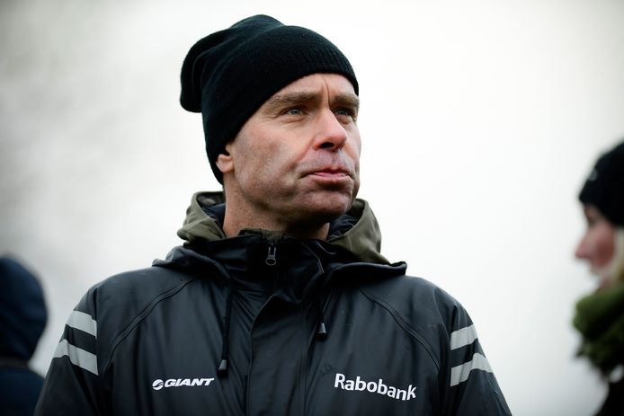 Richard Groenendaal leent een fiets van een toeschouwer en wint de ...