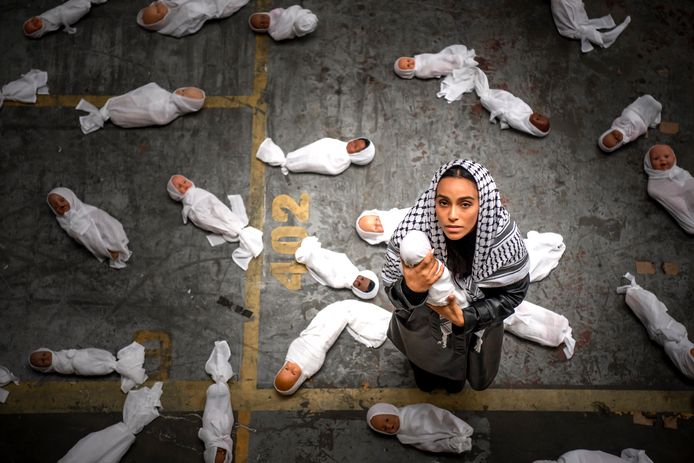 Nora Gharib poseert op protestfoto tegen oorlog in Gaza: “5.000 dode ...