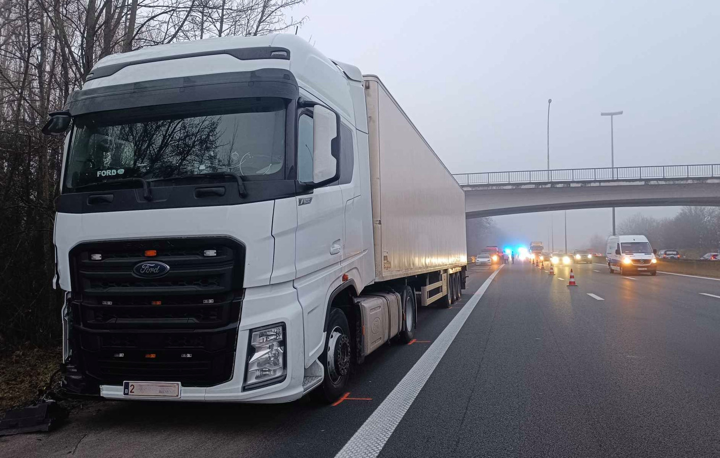 Bestuurder (24) dodelijk gegrepen tijdens bijtanken op pechstrook ...