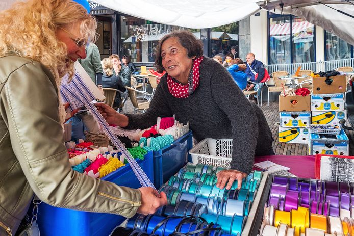 100 jaar vergroeid met de Utrechtse lapjesmarkt | Utrecht | AD.nl