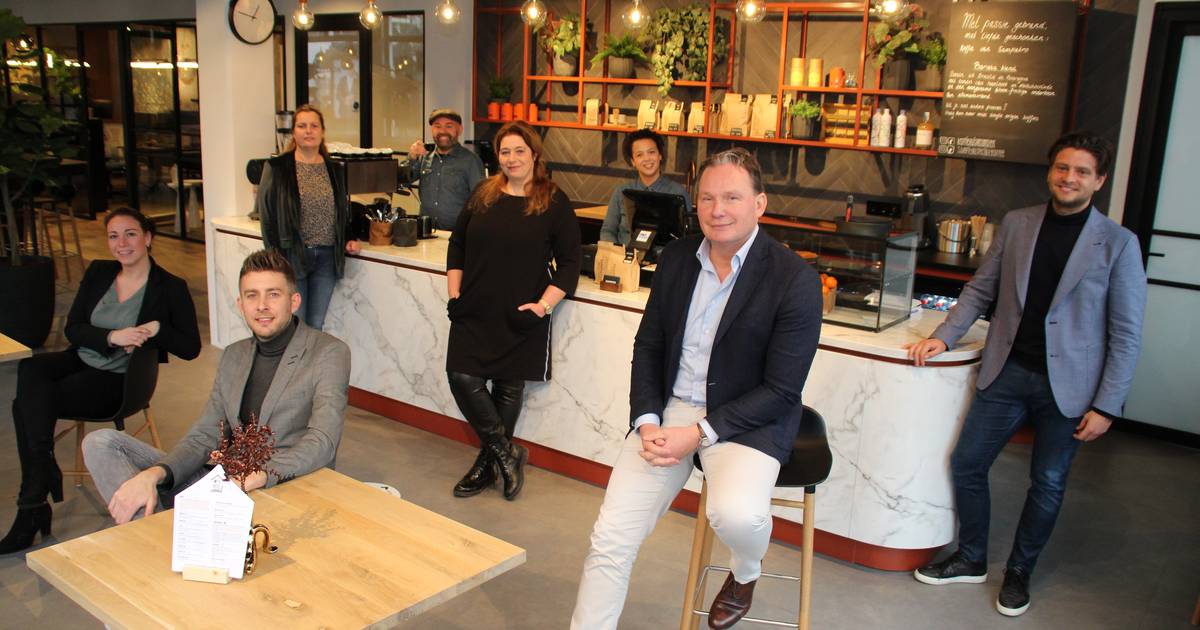 Met kerstwensboom laat Dave Smits Rosmalenaren kennis maken met ‘t Koffiehuis | Den Bosch | AD.nl