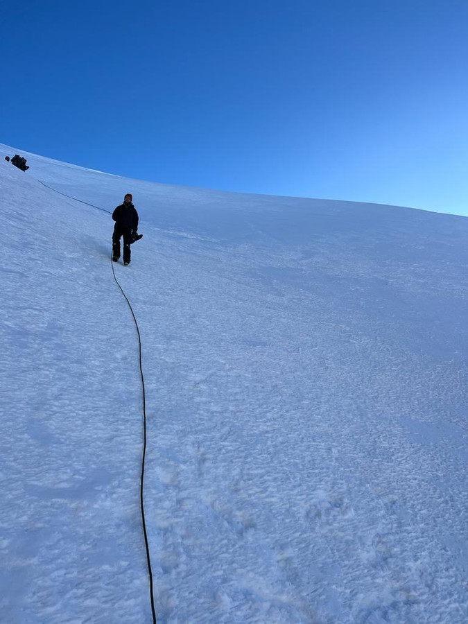 EXCLUSIEF. Eric Goens kijkt angst in de ogen tijdens afdaling in spelonk: “De Tom Waes in mij ...