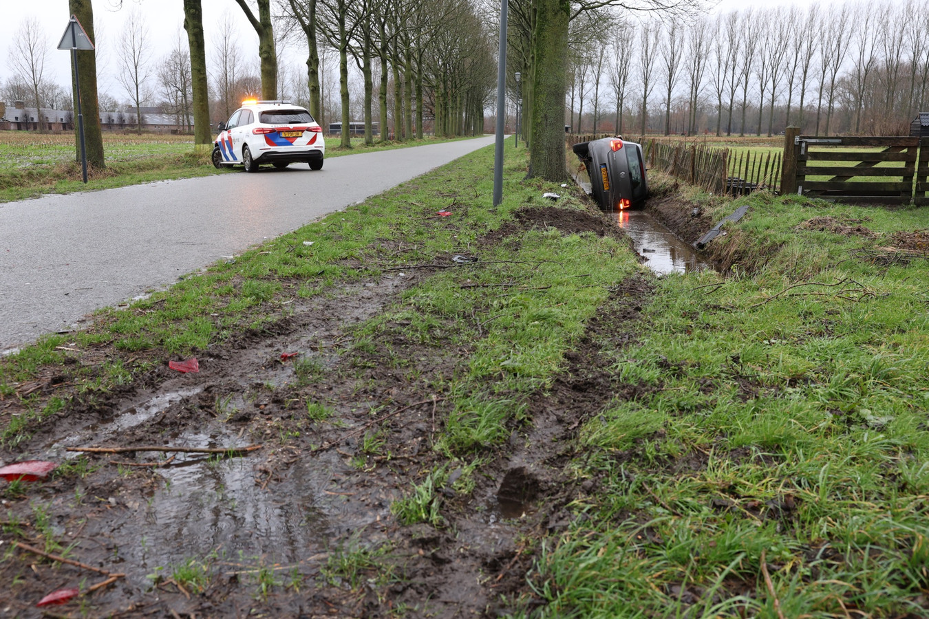 Auto belandt op zijn kant in de sloot na botsing in Best | Foto | ed.nl