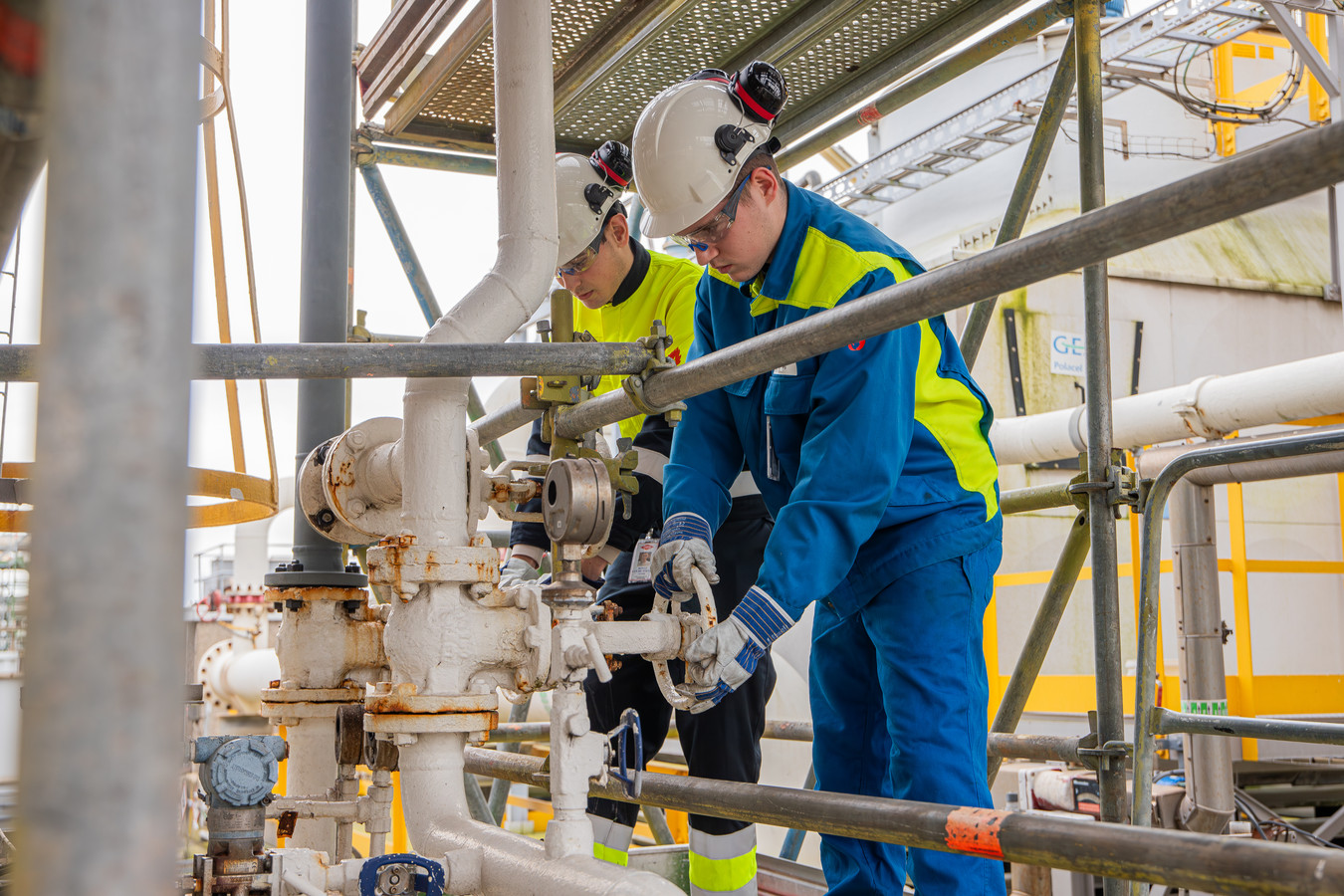 Uniek project in Zeeuwse industrie: Owen en Rowan (17) spelen een dag per week ‘fabriekje’ bij ...