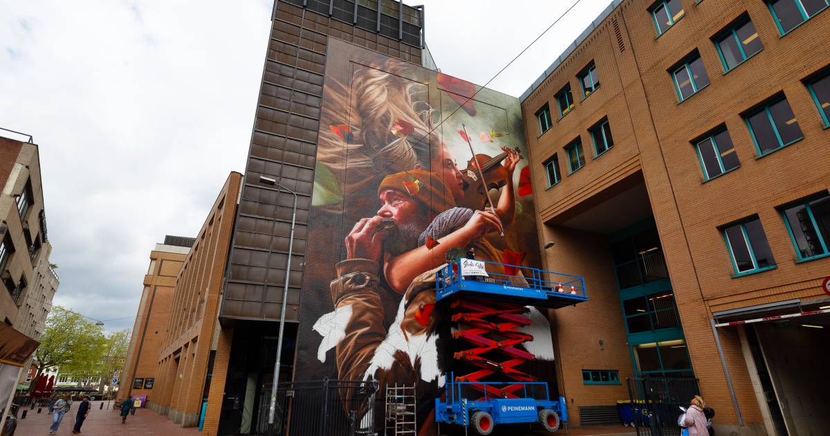 Majestueuze muurschildering van 20 meter hoog laat mensen in centrum ...