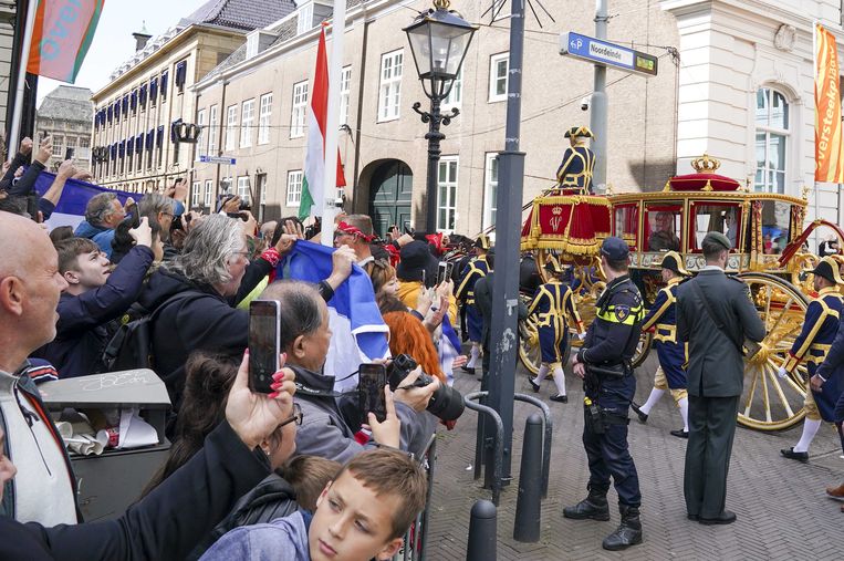 Met boegeroep of in stilte, veel mensen kwamen naar deze Prinsjesdag om ...