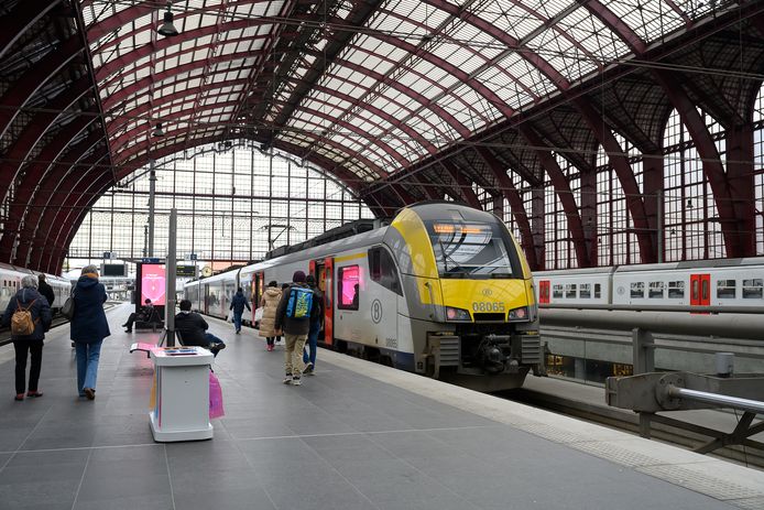 Vakbonden kondigen dubbele 48 urenstaking op het spoor aan: “Ongenoegen ...