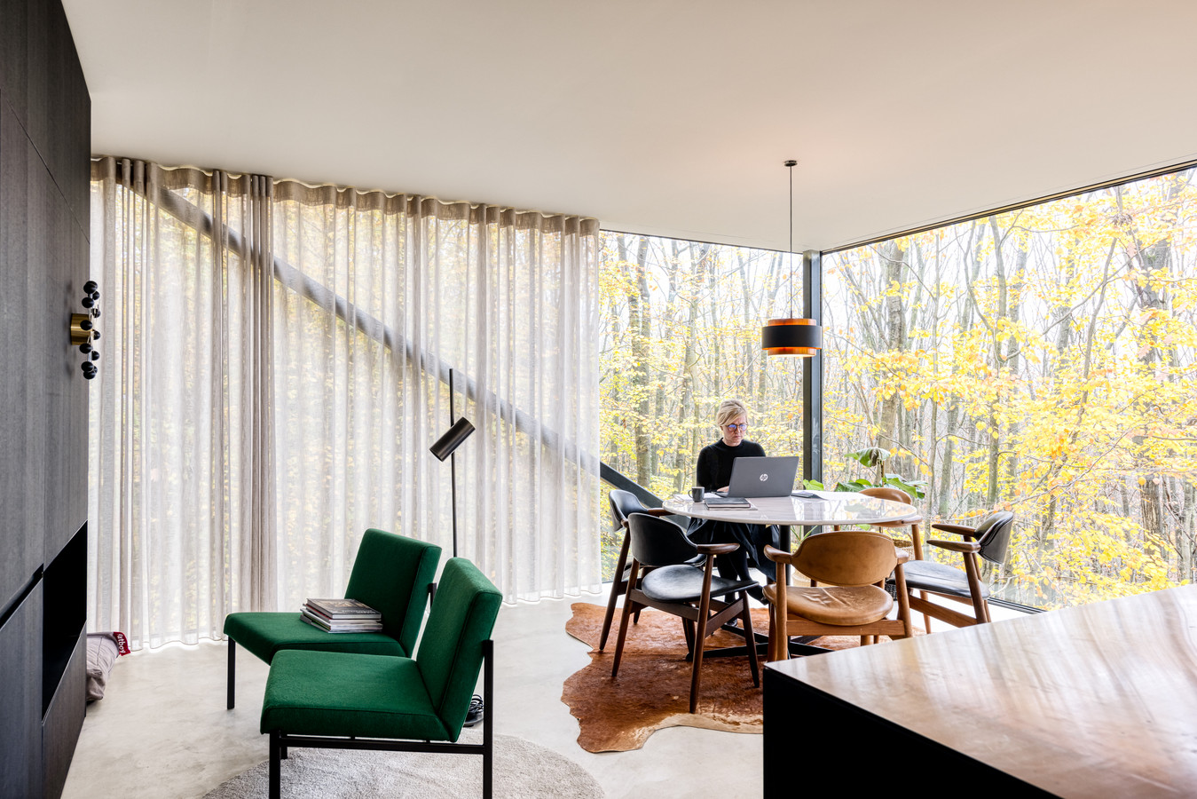 Tom en Christl (beide 53) wilden absoluut in het bos wonen: “Omdat de ...