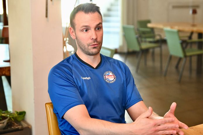 Roeselare-coach Steven Vanmedegael heeft op zijn 36ste afspraak met de ...