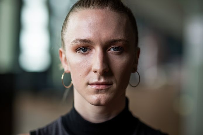 Tijdens transitie naar vrouw bleef Isla (26) optreden: ‘Op straat in ...