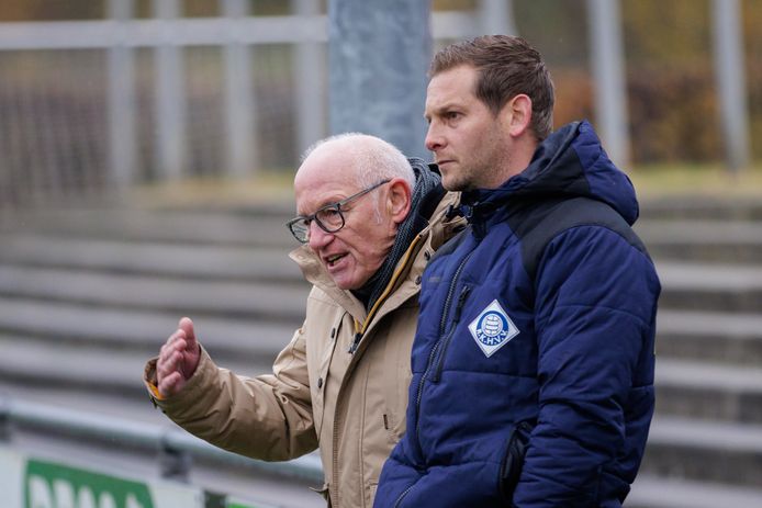 Frans Koenen gaat nog een jaar door bij RKHVV, zijn tiende seizoen in ...