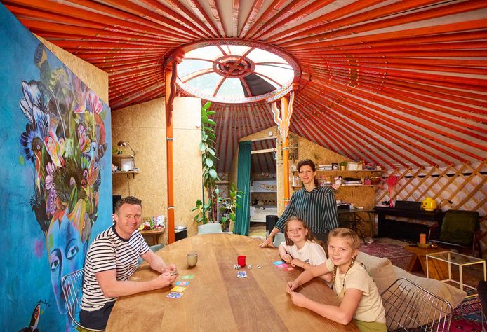 Gezin woont in Mongoolse yurt tijdens verbouwing: ‘Een bouwkeet zagen ...