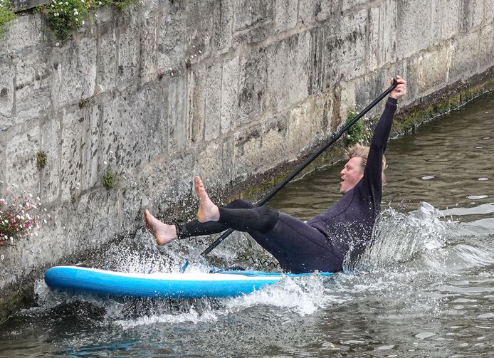 Oeps… schepen Wouter Allijns sukkelt in Leie tijdens voorstelling ...