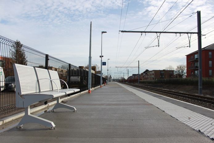Nieuw perron is klaar: minder lang wachten aan de overweg | Zwijndrecht ...