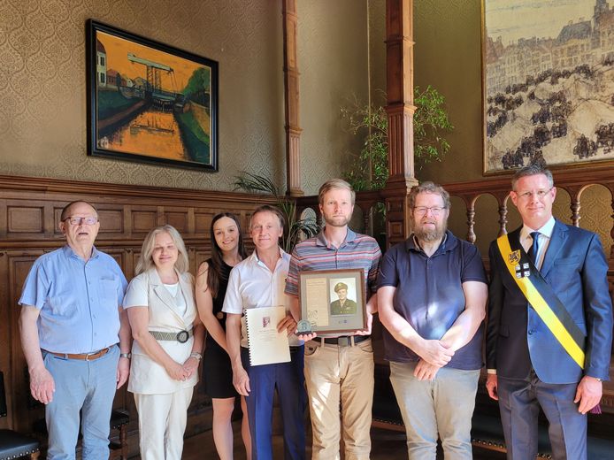 Kleinzoon gecrashte Amerikaanse oorlogspiloot bezoekt nakomelingen van ...