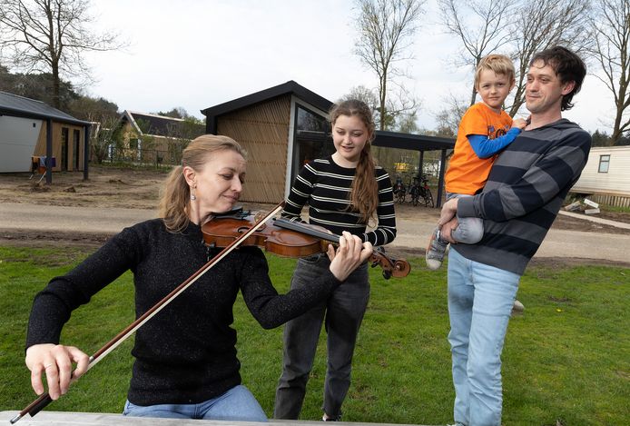 De viool van Eva uit Oekraïne brengt geluk op deze camping ...