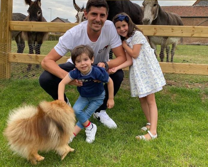 “Op de boeren buiten!”: Thibaut Courtois is met zijn kids op vakantie ... “Op de boeren buiten!”: Thibaut Courtois is met zijn kids op vakantie ...