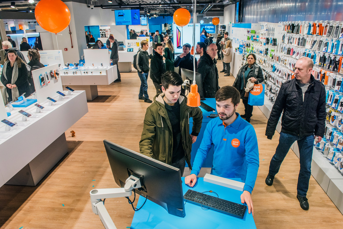 Coolblue trekt stekker uit wirwar van 325 webshops | Foto | AD.nl