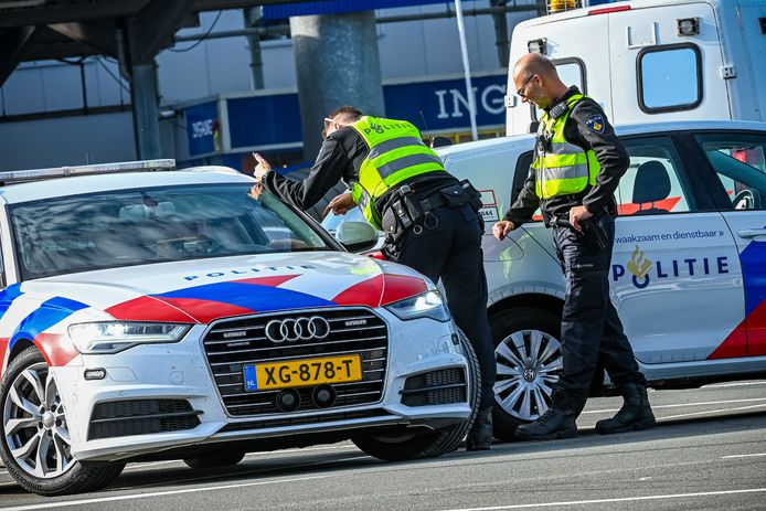 Politie blijft kampen met tekorten: ‘halve agenten’ ingezet om slachtoffers niet in de steek te ...