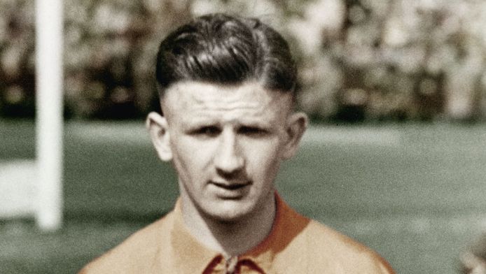 Signeersessie met 90-jarige voetballegende Kees Rijvers | Rotterdam | AD.nl