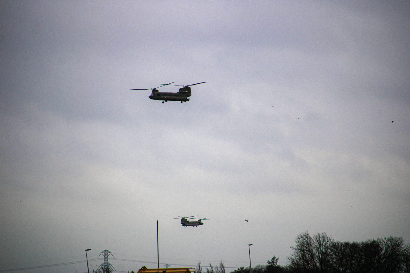 Dit is waarom er urenlang enorme legerhelikopters rondjes boven ...