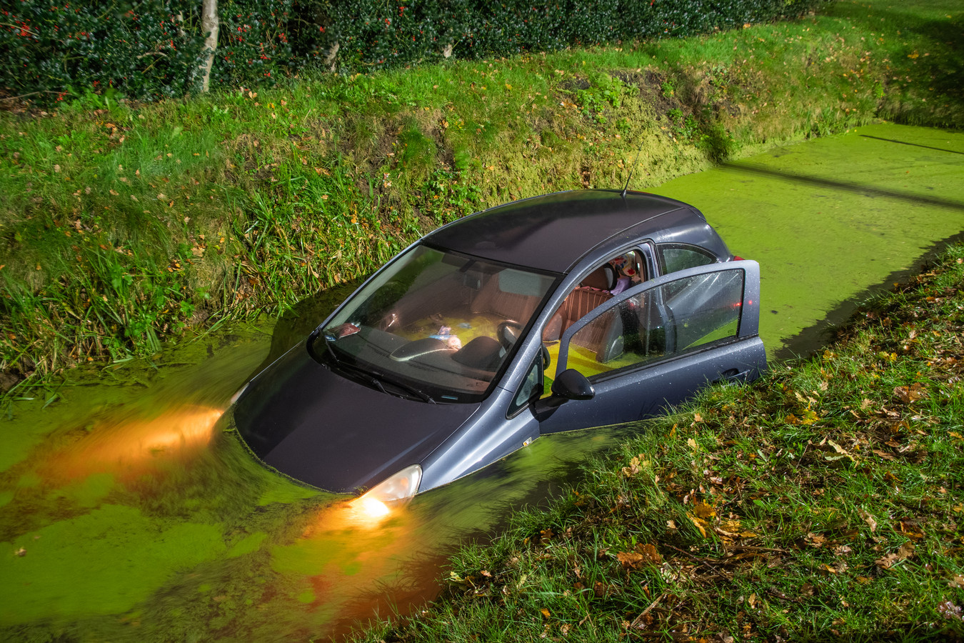 Plons! Dit moet je doen als je met je auto het water in rijdt (en dit ...