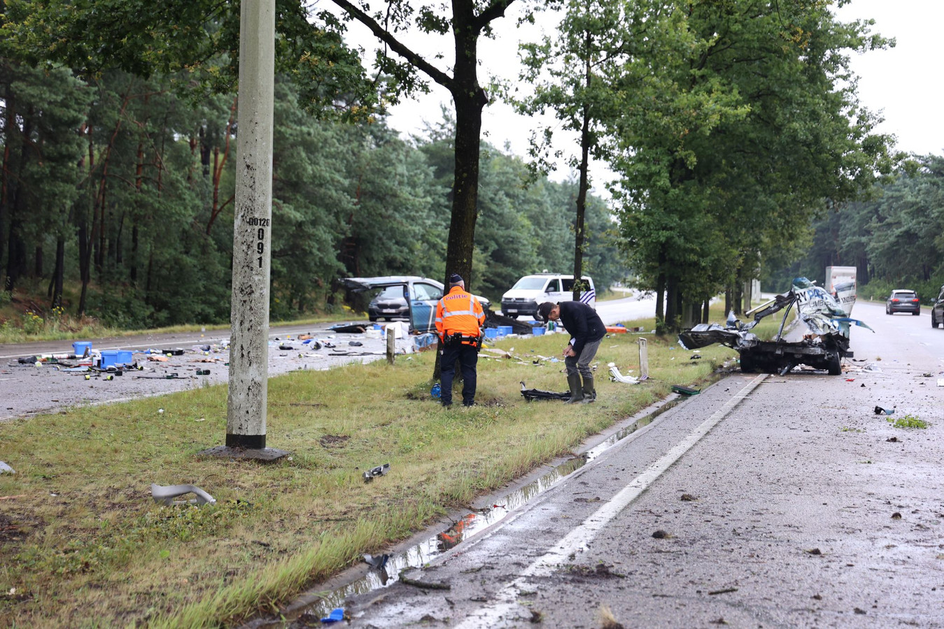 Enorme ravage na zwaar ongeval op de Ringlaan in Lommel: één persoon kritiek | Foto | hln.be