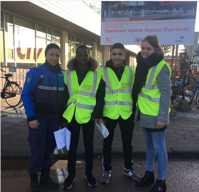 Leerlingen weekendschool houden actie tegen fietsdiefstal in Overvecht ...