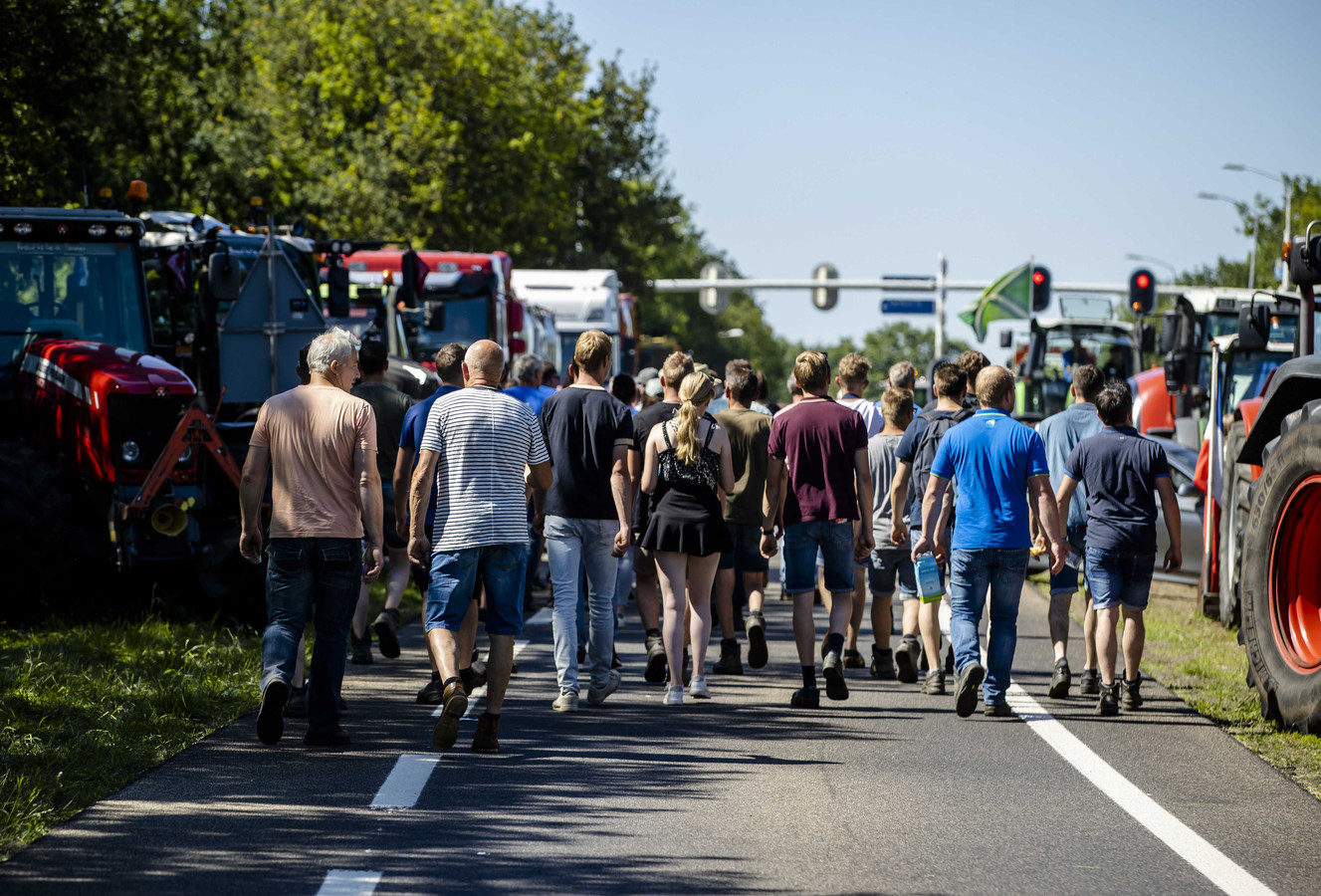 Burgemeester Stroe prijst boeren en inwoners voor ordelijk verloop ... Burgemeester Stroe prijst boeren en inwoners voor ordelijk verloop ...