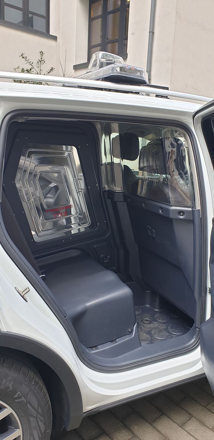 Politie koopt nieuwe interventiewagen met “ingebouwde cel” | Brussel ... Politie koopt nieuwe interventiewagen met “ingebouwde cel” | Brussel ...