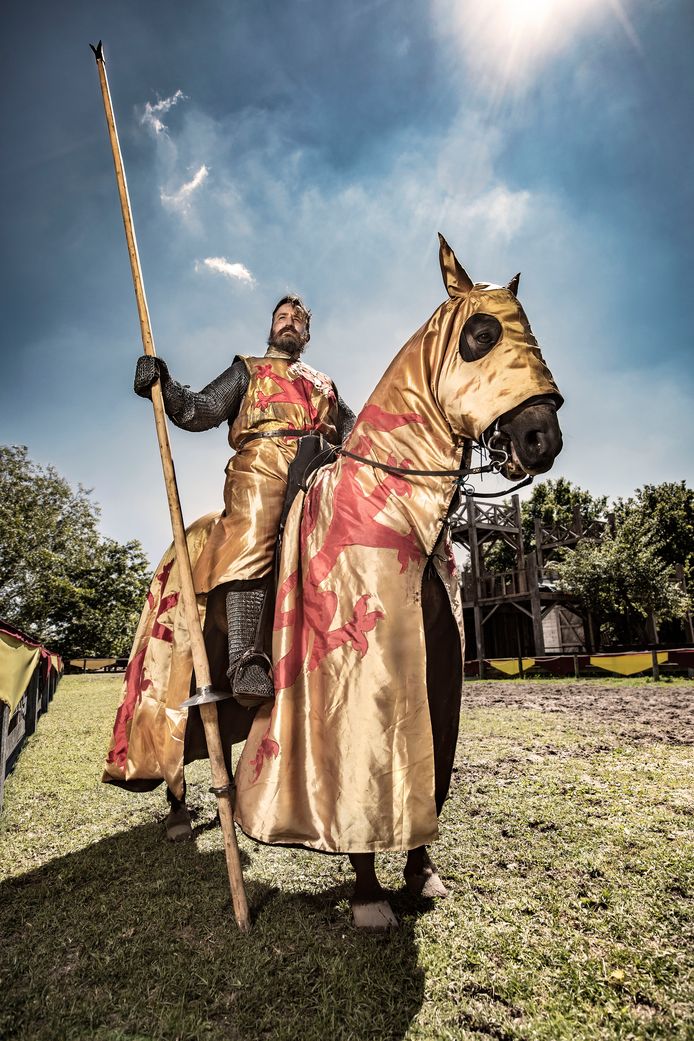 Met schilden en lansen spelen ridders de Slag bij Vlaardingen na ...