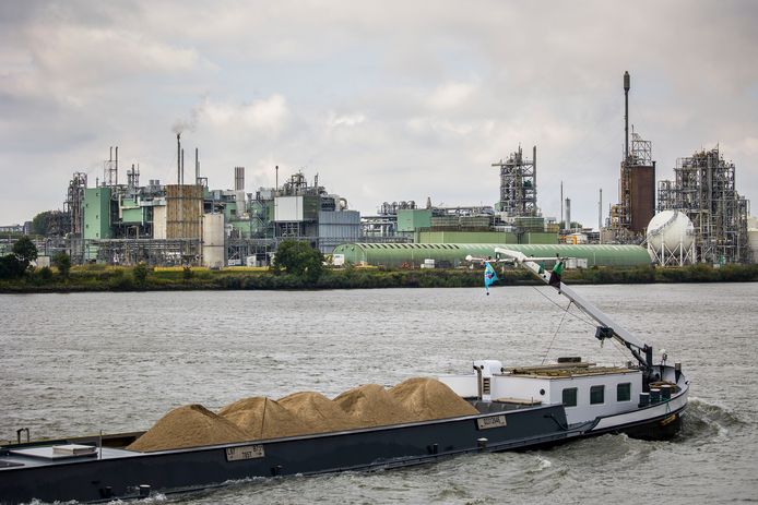 Verbod op transport van giftig afval Chemours? De vrachtwagens rijden ...