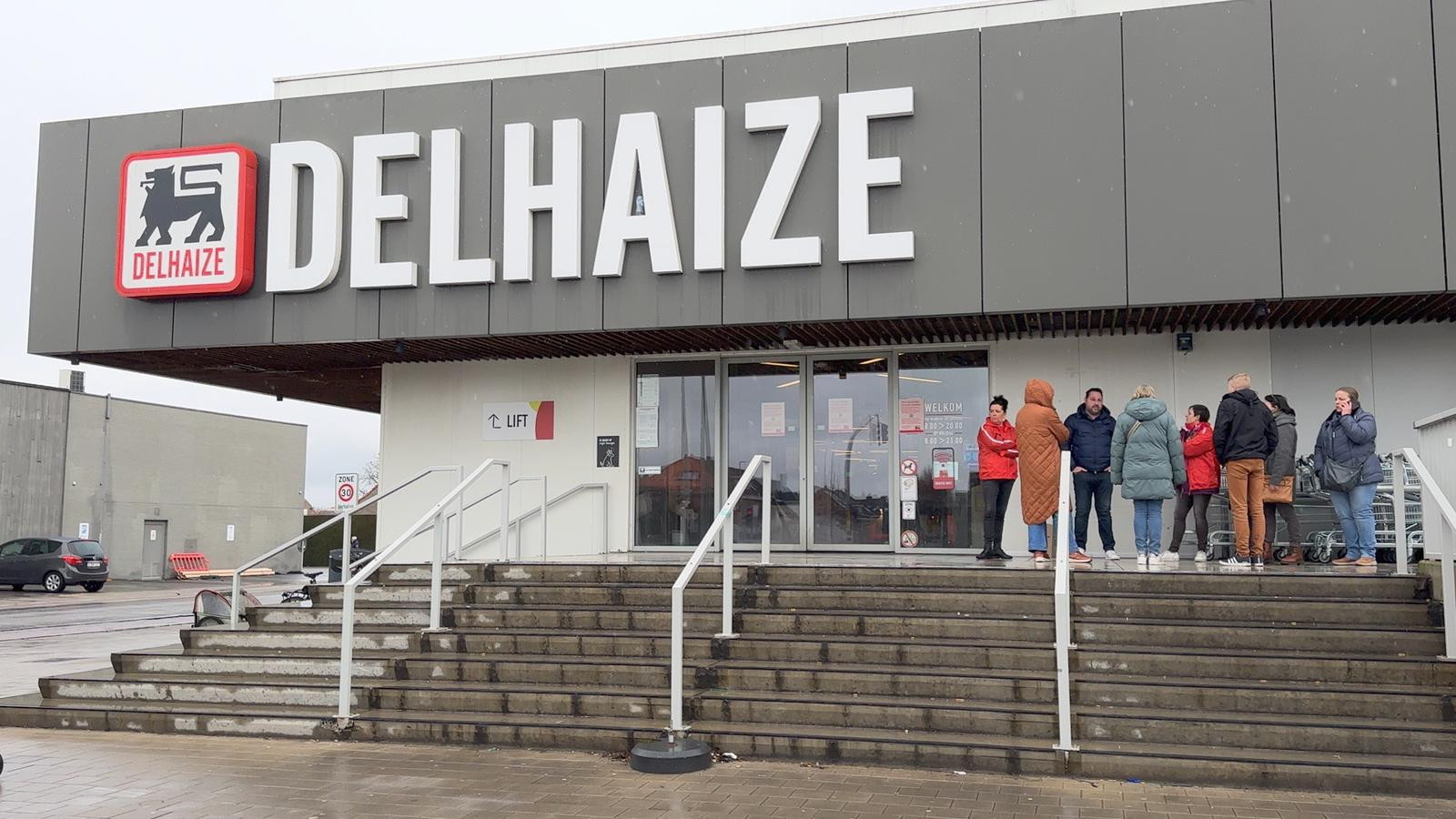 Ook Delhaize-personeel in Sint-Kruis legt werk neer: “Bij zo'n ...