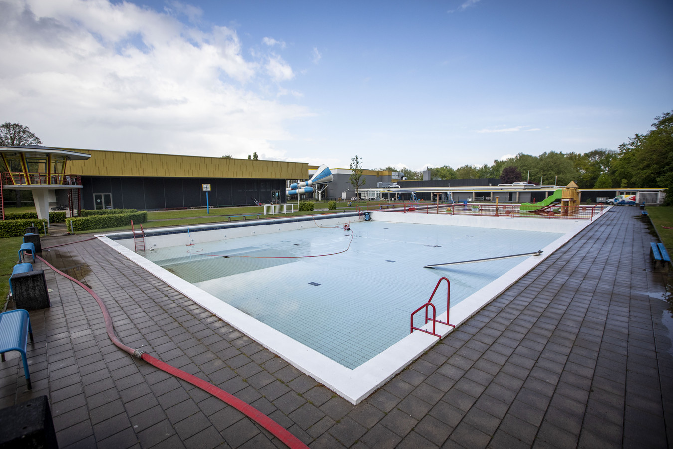 Het wordt 30 graden, maar de buitenbaden van het Twentebad in Hengelo ...