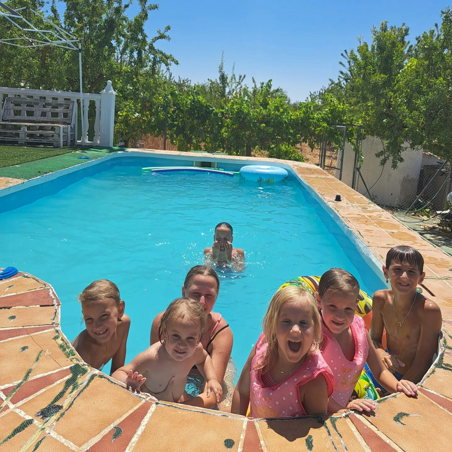 Tv-familie Jelies woont nu in Spaans dorpje: zo gaat het nu met ze ...