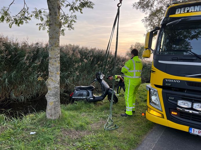 Bromfietser belandt in vaart en moet naar ziekenhuis | Ichtegem | hln.be