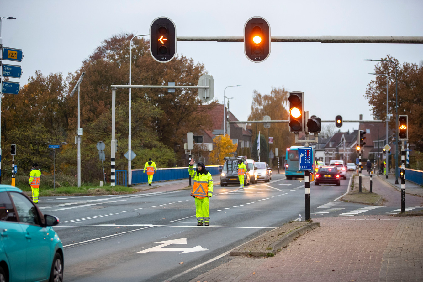 Vijf dagen lang werkzaamheden aan verkeerslichten op drukke Rhenense ...