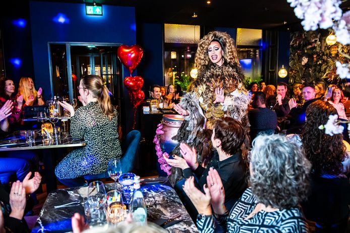 Raar, eng en spannend? ‘Behoudend’ dorp geeft dragqueen Miss Stephany ...