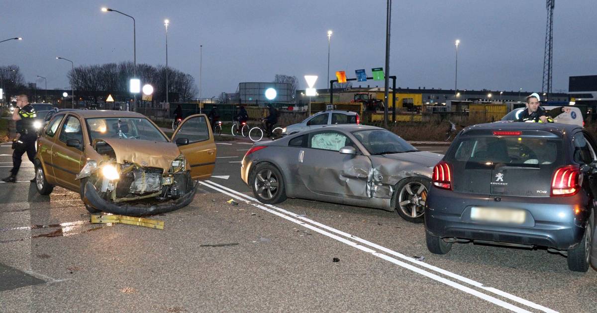 Vier auto’s botsen op elkaar op kruising in Waalwijk: forse schade | 112 nieuws Waalwijk | AD.nl
