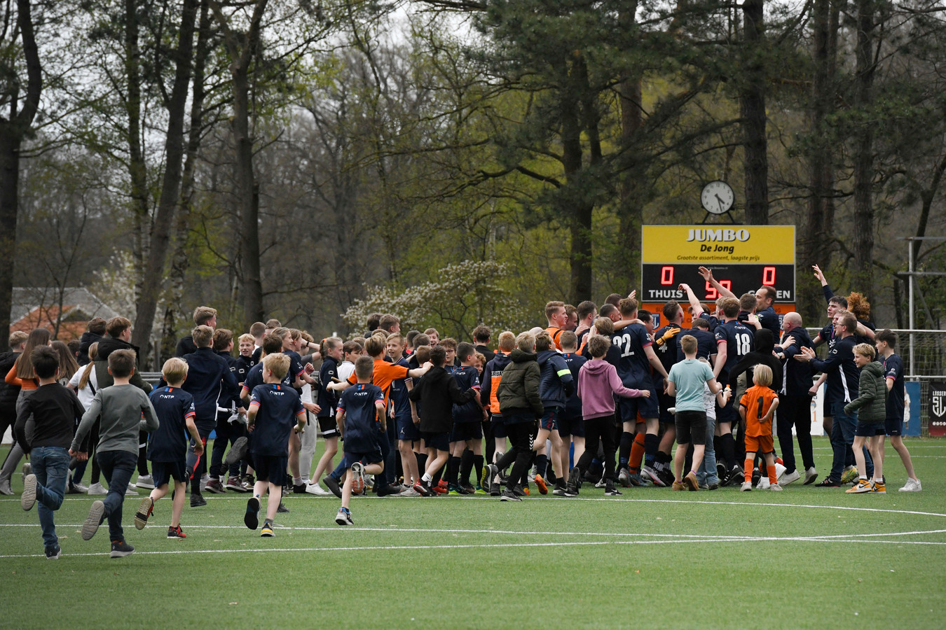In beeld: dit zijn de kampioenen uit het amateurvoetbal! | Foto ...