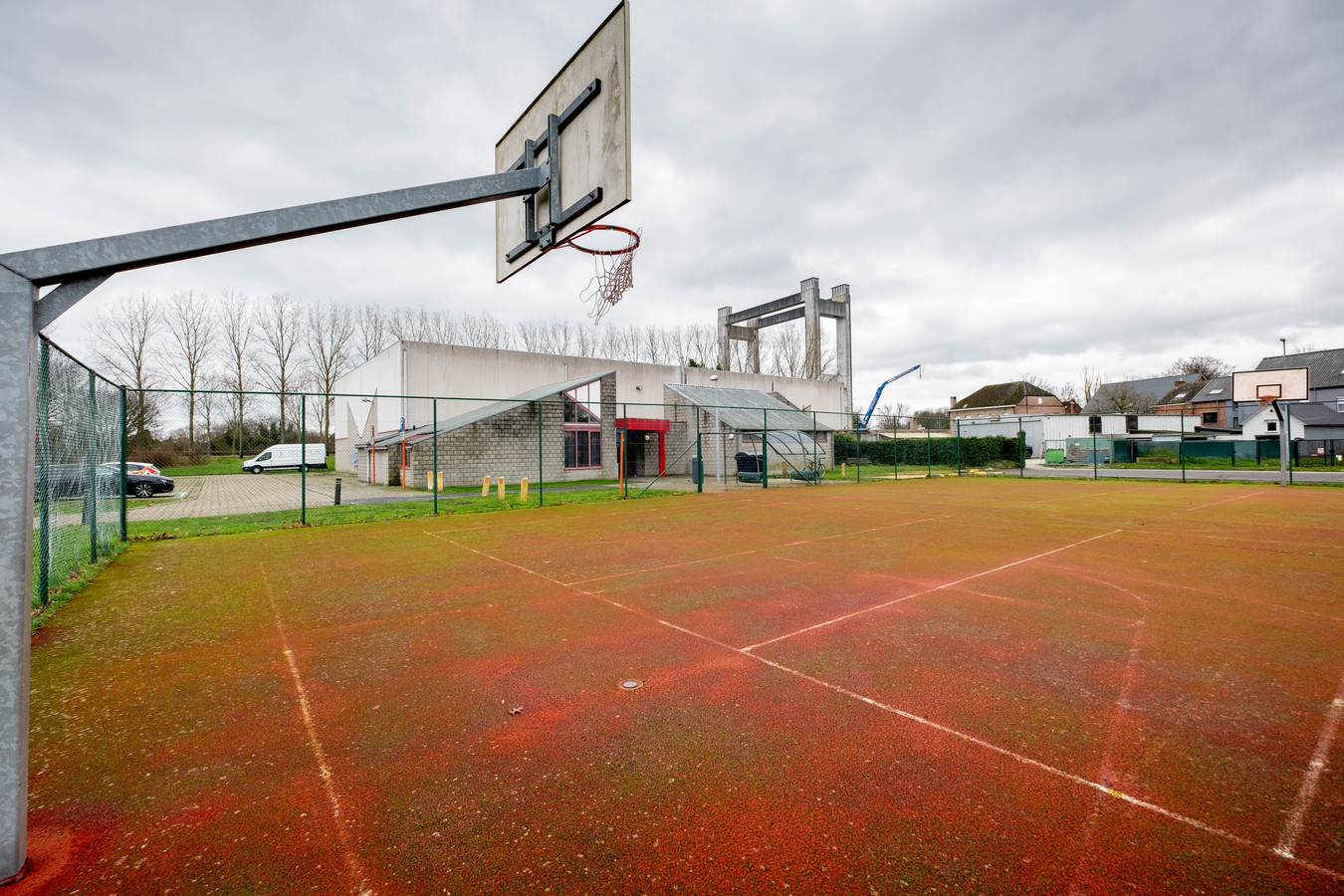 HUIZENJACHT. Tisselt, waar een kanaal het dorp doormidden snijdt ...