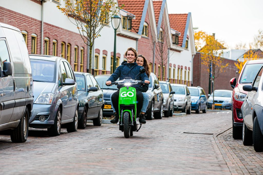 De groene GO Sharing scooters irriteren vooral als ze fout geparkeerd ...