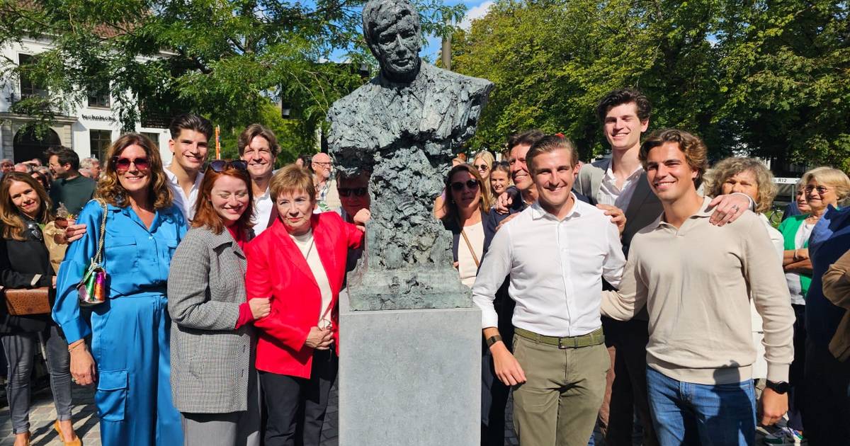 Familie van Louis Neefs onthult borstbeeld voor Mechelse zanger: “En nu ...