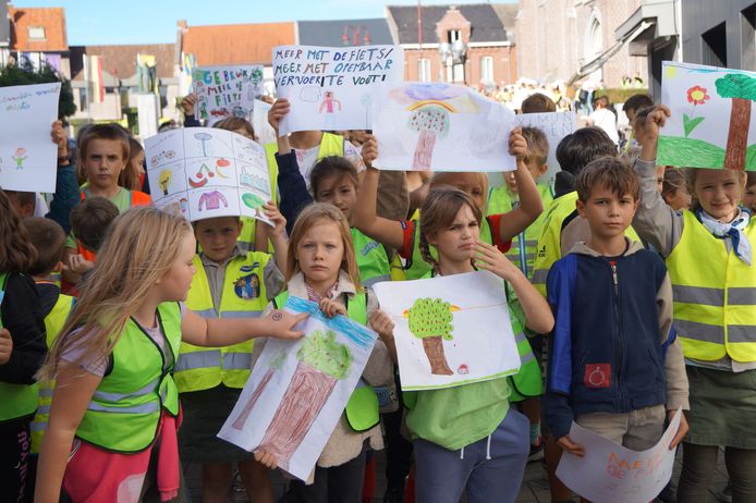 Zeshonderd betogertjes stappen mee in mini-klimaatmars: “We repeteren al voor zondag in Brussel ...