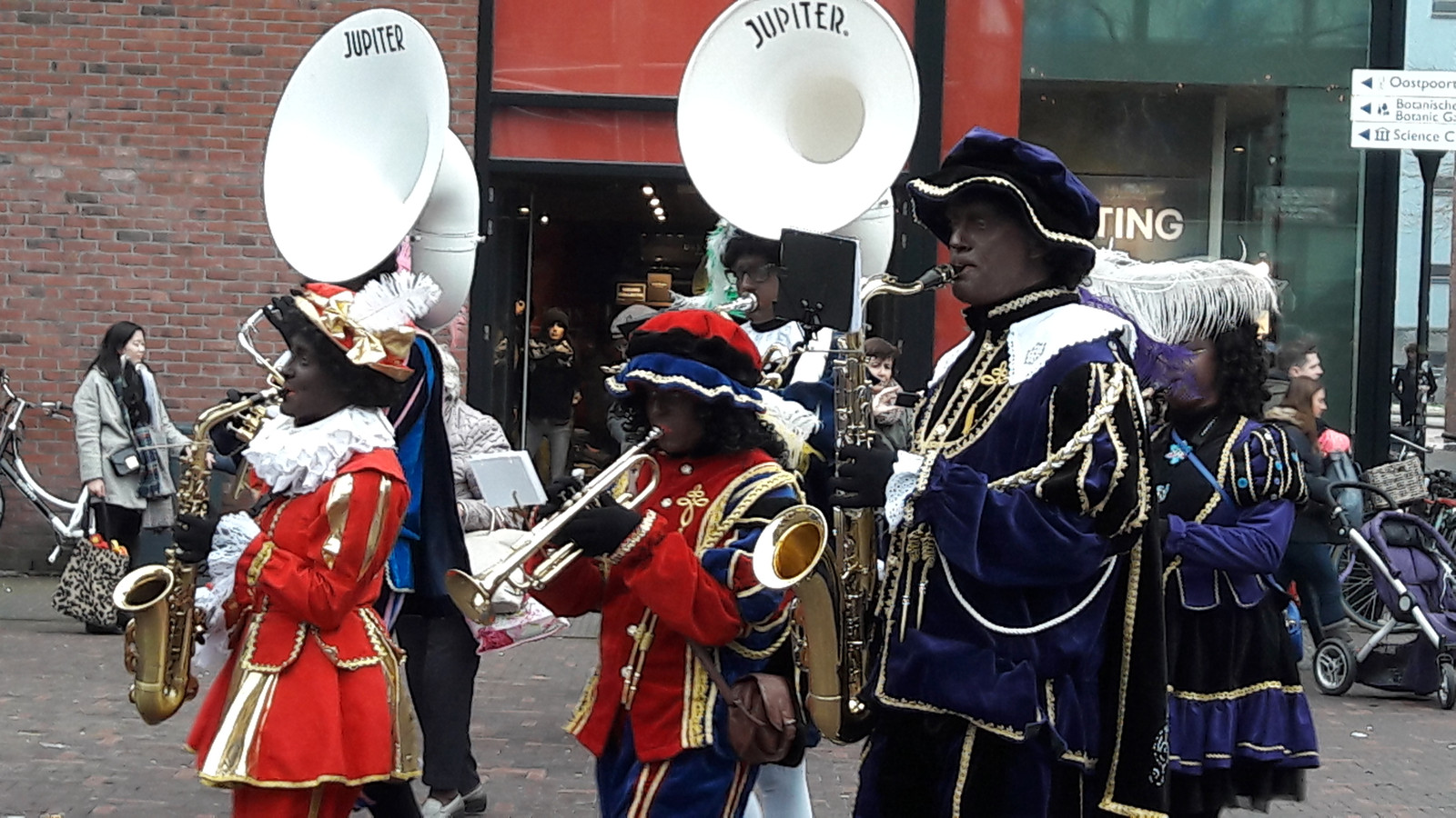 Pietenband zet binnenstad op stelten | Foto | AD.nl